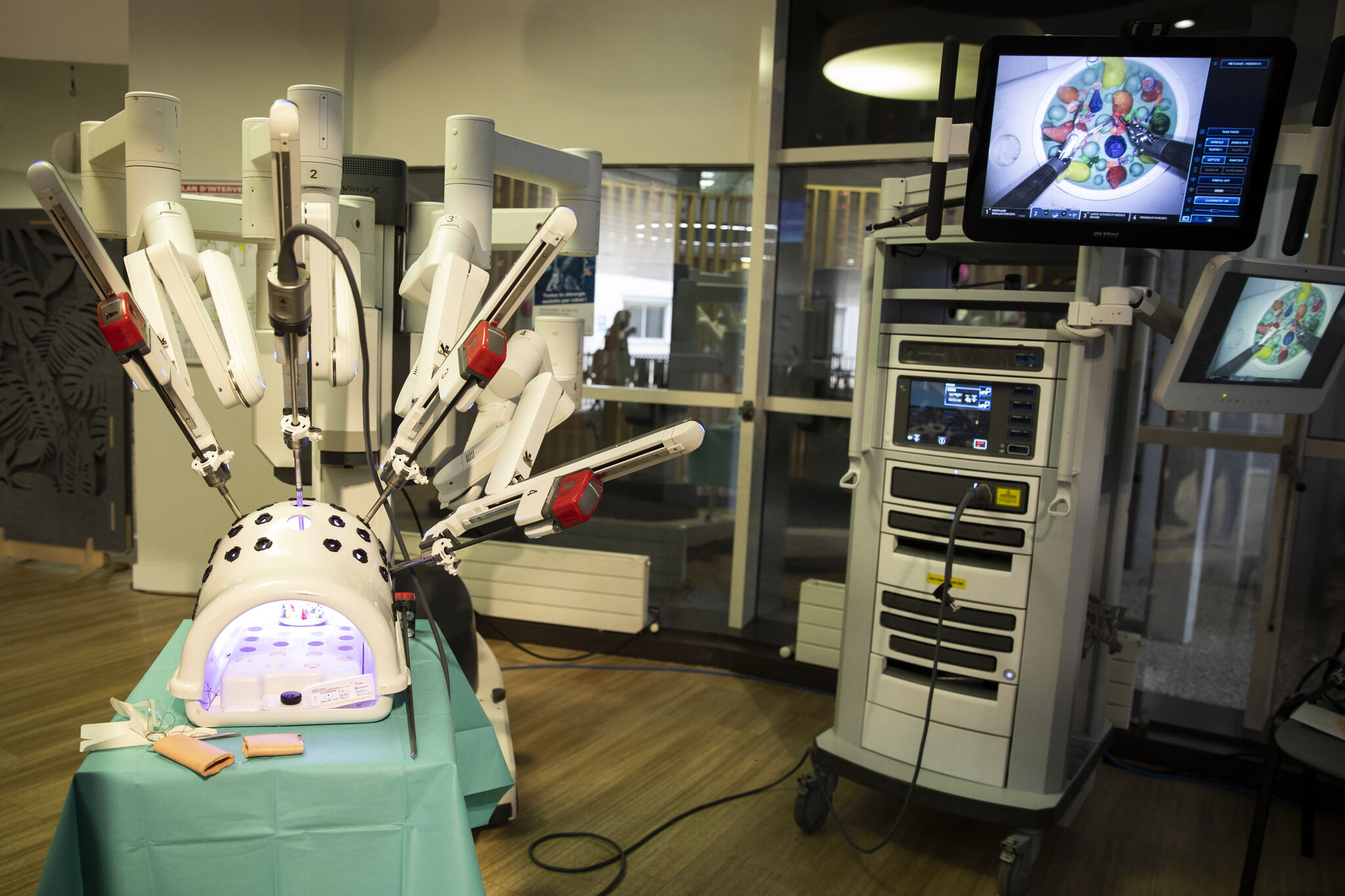 Chirurgie coelioscopique par robot assisté Da vinci - Centre d'Urologie ...